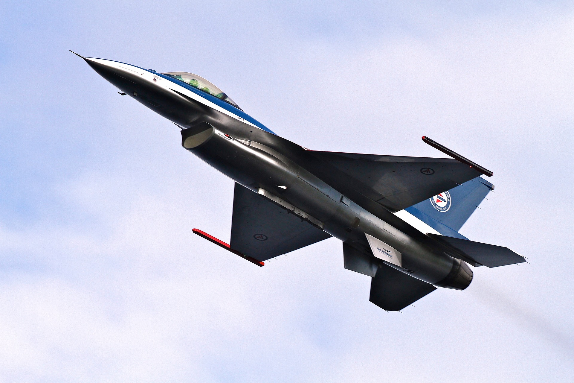 Stoltenberg: Ukraina har rett til å bruke F-16-fly mot russiske mål ...