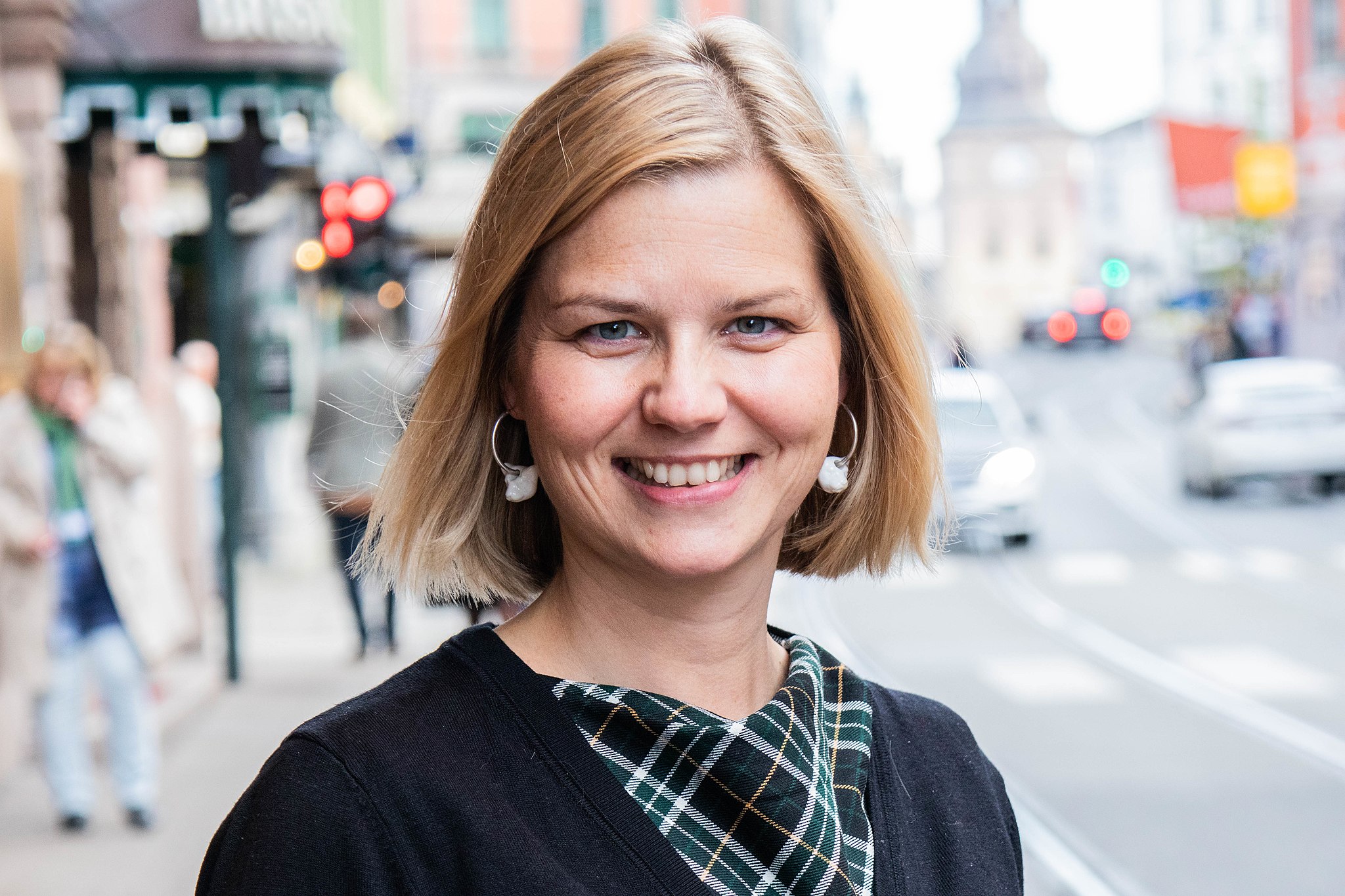 Venstre-lederen mener politikere bør få gå hjem klokken 16.00