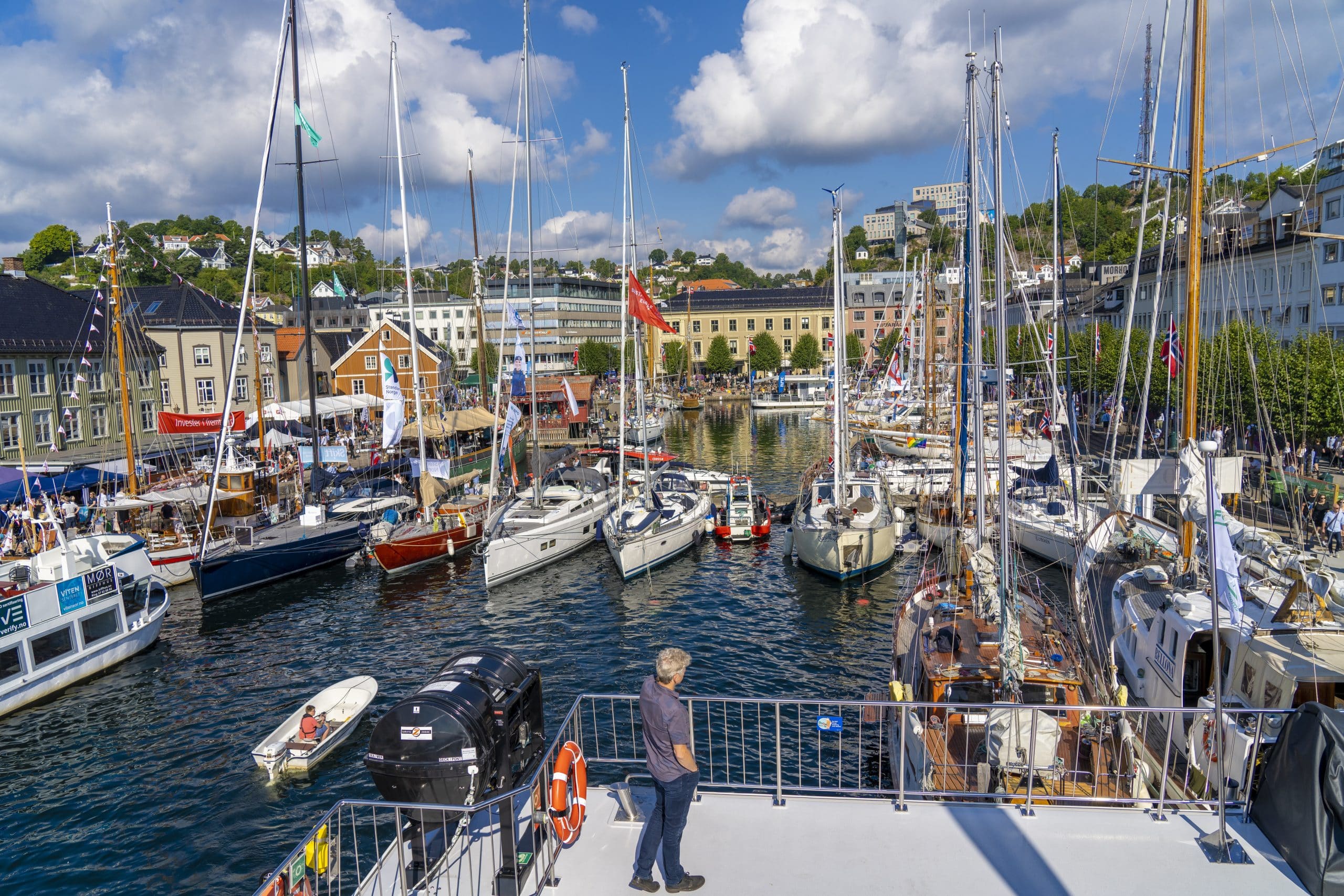 Arendal kommune må spare – men ga direktør avskjedsfest til 300.000