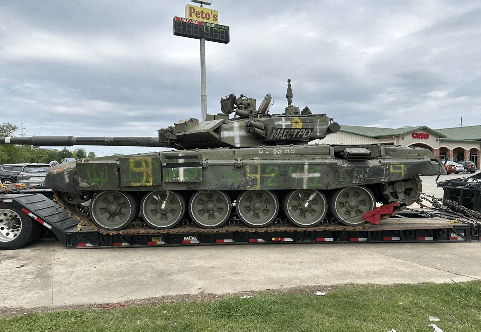 Russisk stridsvogn dukket opp på bensinstasjon i USA