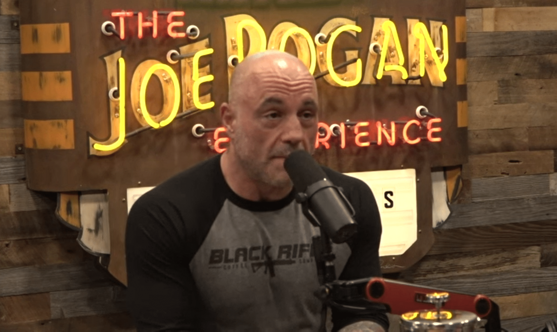 Harris-kampanjen i dialog Joe Rogan om mulig podkastintervju