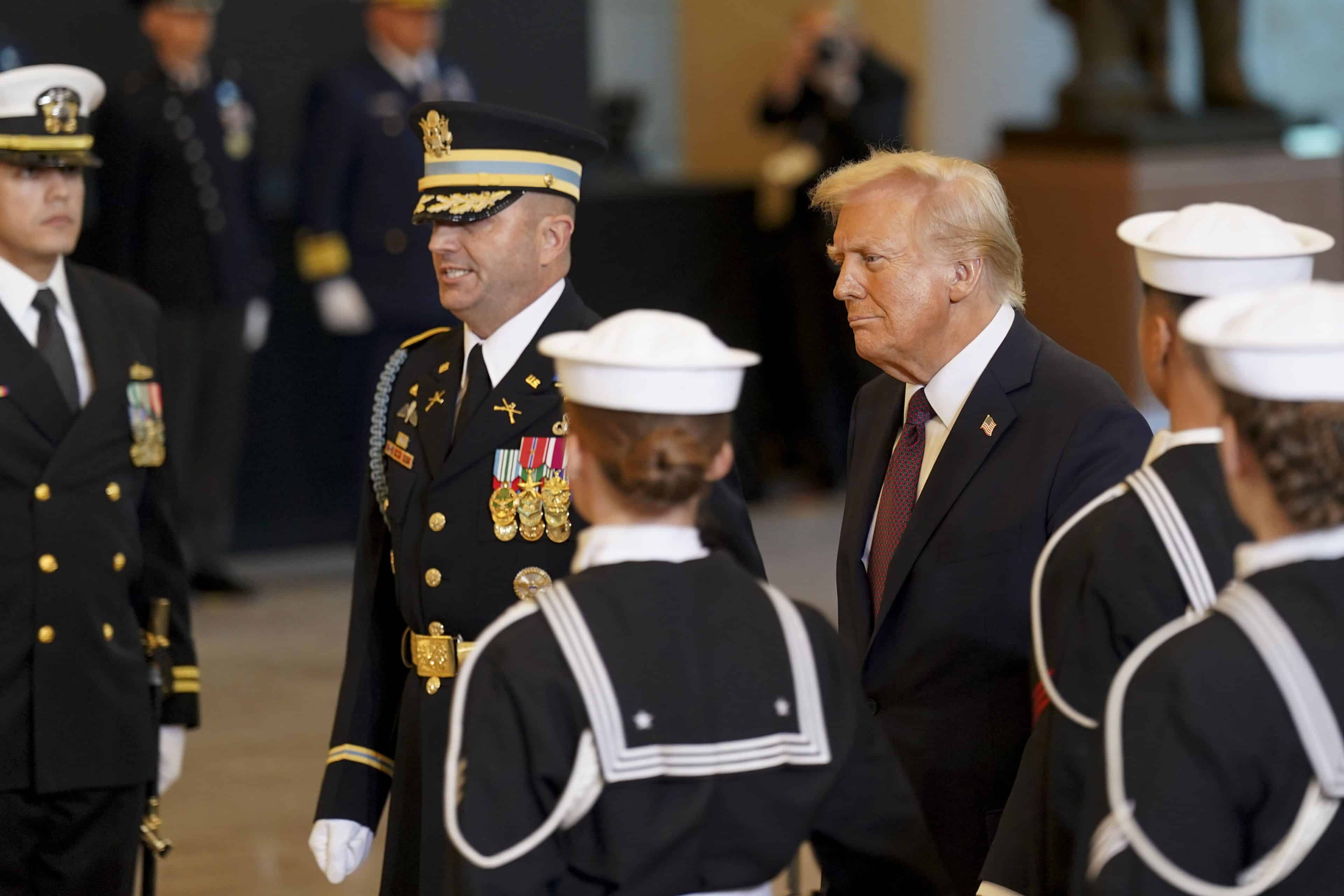 Trump rydder opp i militæret: Fjerner mangfoldsprogram og gjeninnsetter ...