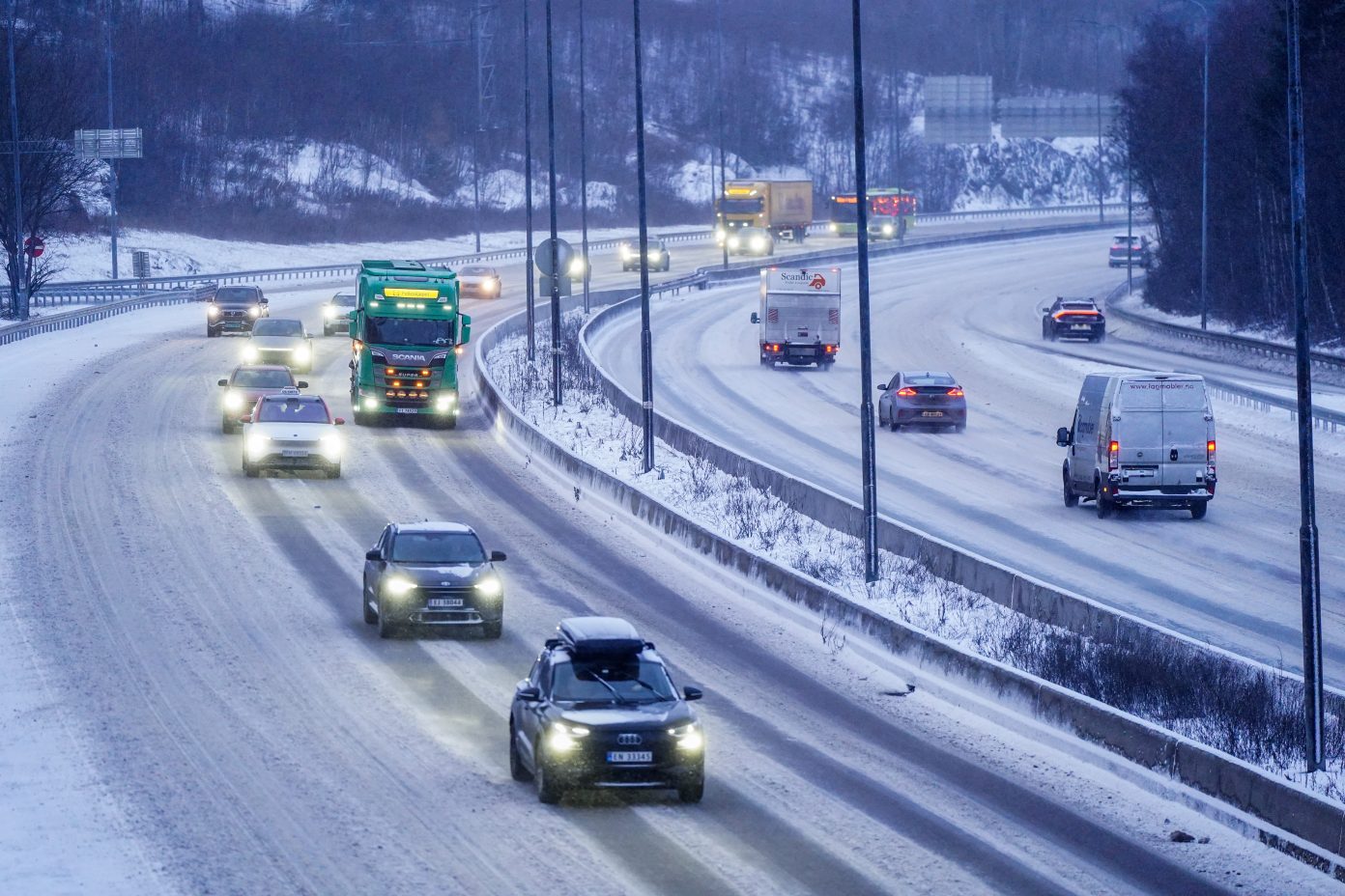 Glatte veier på Østlandet: Flere ulykker etter snøfall