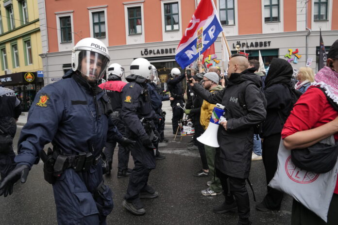 To arrestert og tre bortvist fra sentrum etter demonstrasjon utenfor ...